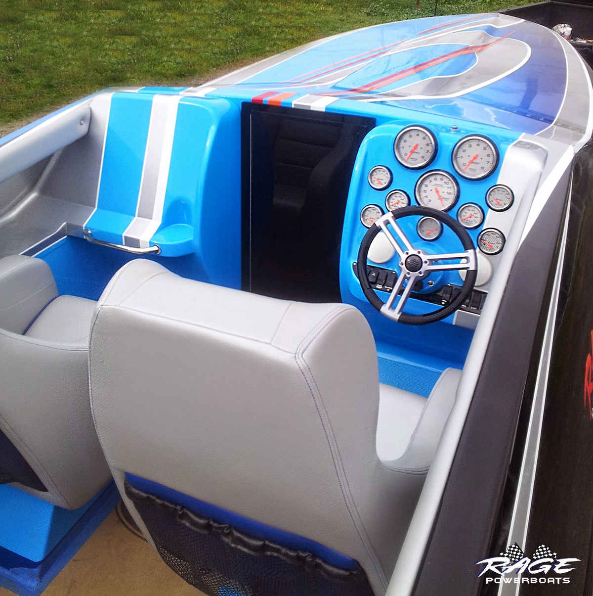 30′ Cockpit – Rage Powerboats